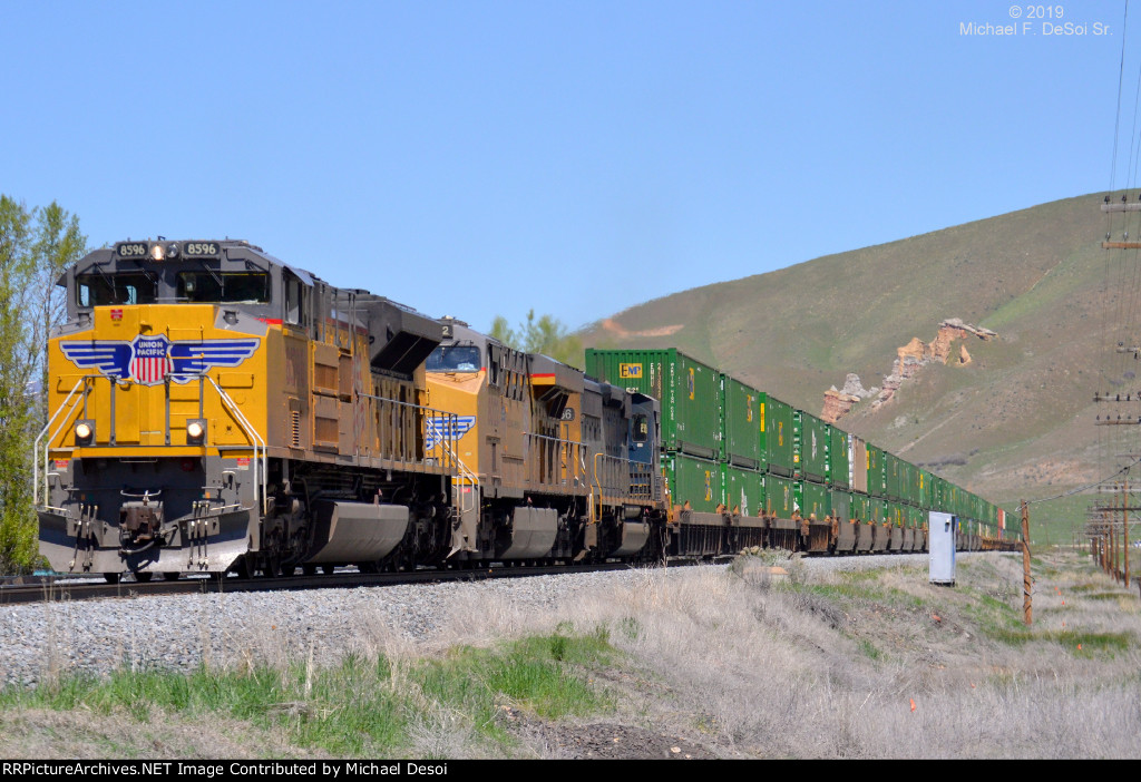 While the "Hoo Doos" of Echo look on, UP #8596, 8022 & CSX #4066 (SD-70ACE, ES-44AC, SD-40-3 ...
